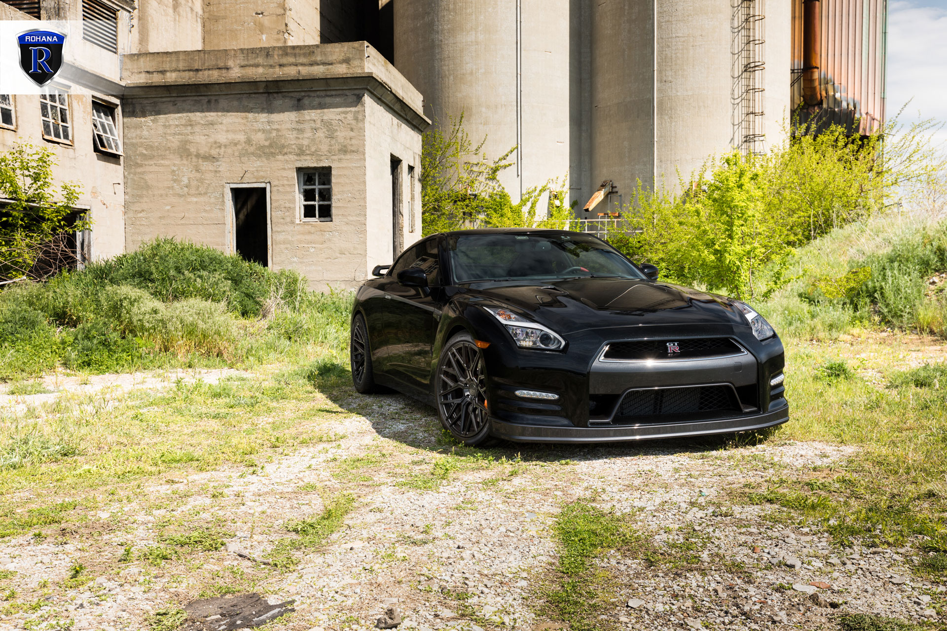 Rohana RFX10 wheels in Gloss Black looks amazing on a Nissan GT-R ...